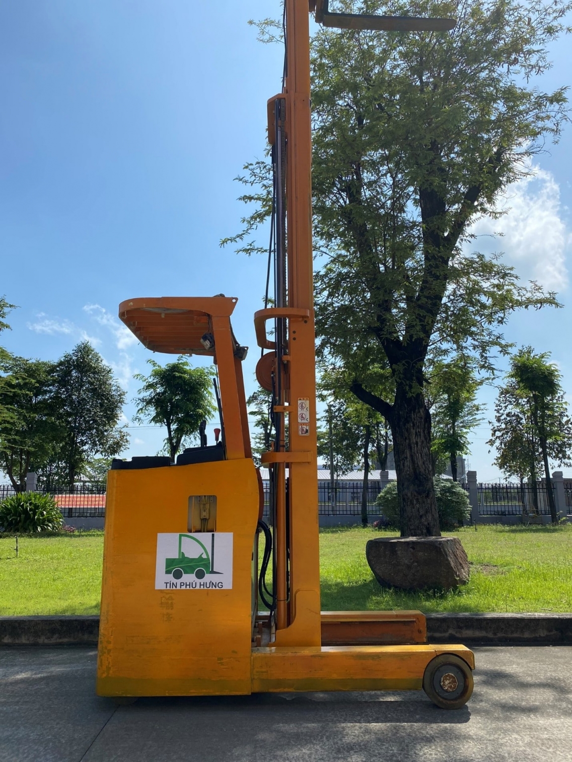 TCM 2.5 ton electric forklift - Stand driving - Xe Nâng Tín Phú Hưng